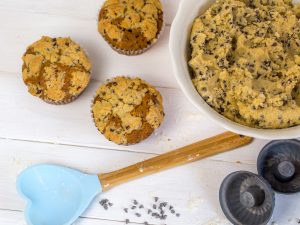 Cookie Dough Muffins mit Schokostückchen und Streuseln